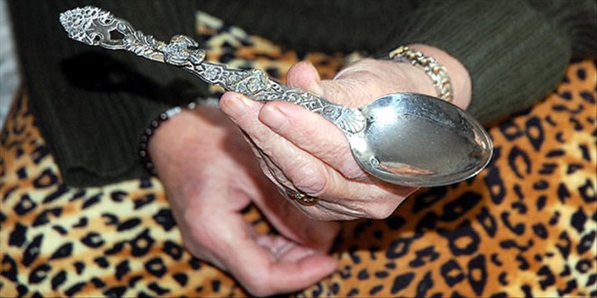 135 yıllık kaşığa "gözü gibi" bakıyor