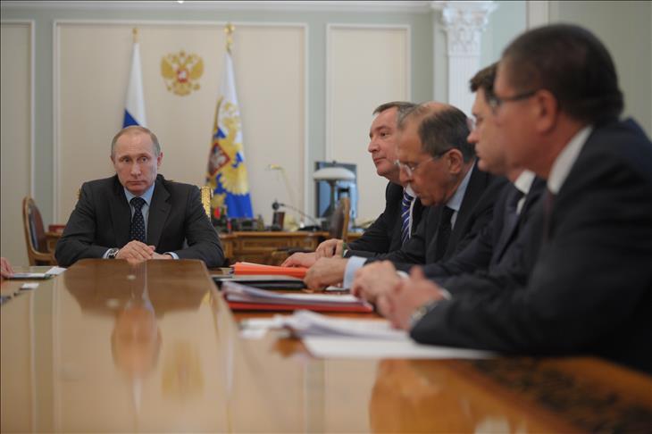 Poutine: l'Ukraine est "au bord de la guerre civile"