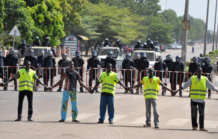 Le porte-parole de l'armée burkinabé Zida Y. Izaac, s'autoproclame ...