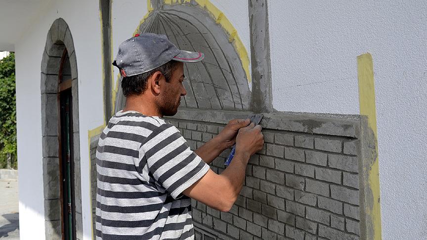 Sanatını artık Türkiye'deki cami ve mescitlerde sürdürüyor