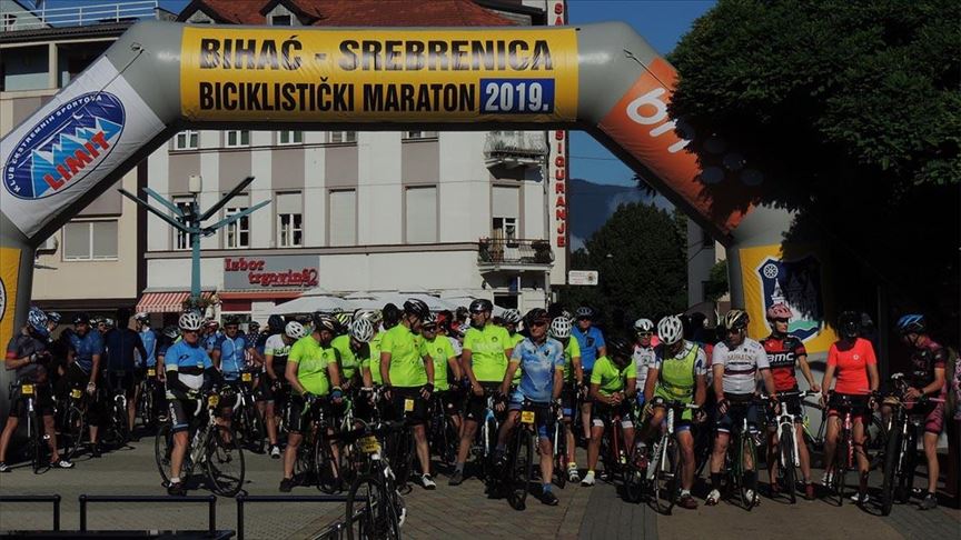 Biciklisti i maratonci krenuli iz Bihaća put Srebrenice