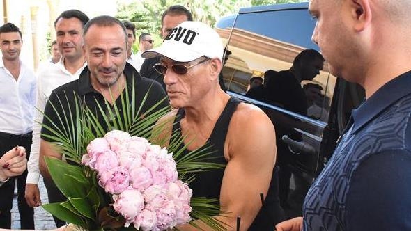 RDC : Jean-Claude Van Damme reçoit un passeport diplomatique congolais