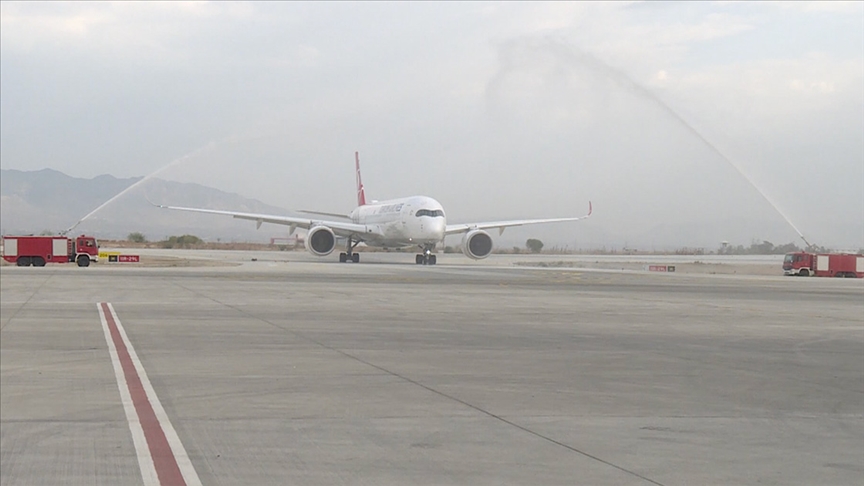 THY'nin geniş gövdeli yolcu uçağı yenilenen Ercan Havalimanı'na iniş yaptı