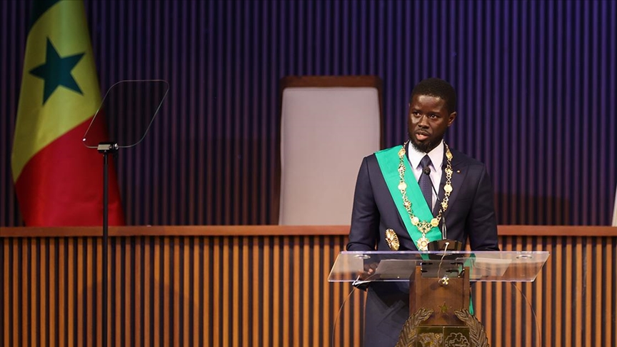 Senegal'de cumhurbaşkanı seçilen Bassirou Diomaye Faye yemin ederek ...