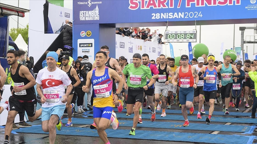 Türkiye İş Bankası 19. İstanbul Yarı Maratonu'nu erkeklerde Hicham ...