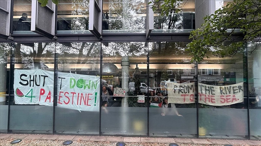Londra'da bir üniversite Filistin destekçisi öğrencilerin taleplerini ...
