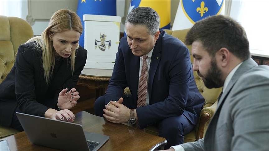 Bosna Hersek Devlet Başkanlığı Konseyi üyesi Becirovic'in favorisi ...