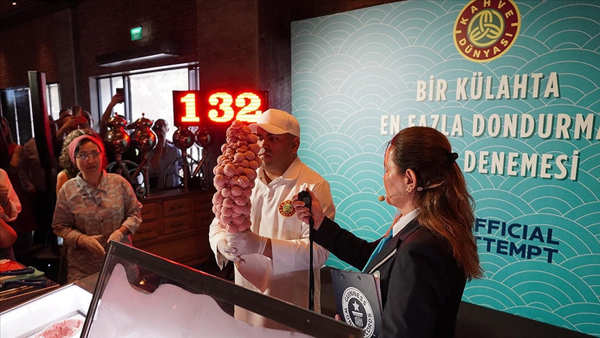 Kahve Dünyası, dondurma ustası Gökhan Şahin ile Guinness World Records ...