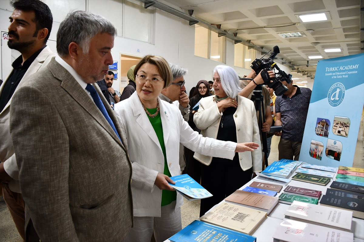 Etkinlik, Türk dünyasının önde gelen aydınlarını bir araya getiren ...