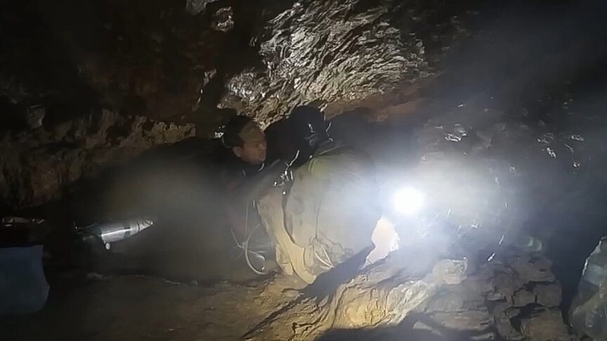 Laos'ta sel nedeniyle mağarada 8 gündür mahsur kalan 5 kişi kurtarıldı