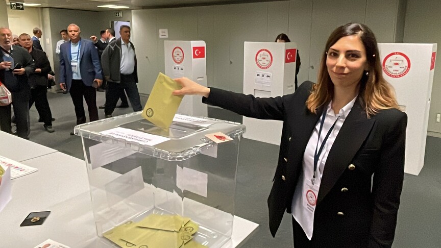 Swiss voters set to reject population cap initiative, poll suggests