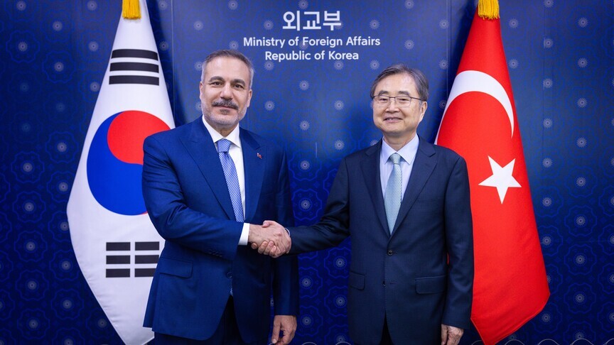 Ministri i Jashtëm turk takohet me homologun e tij të Koresë së Jugut