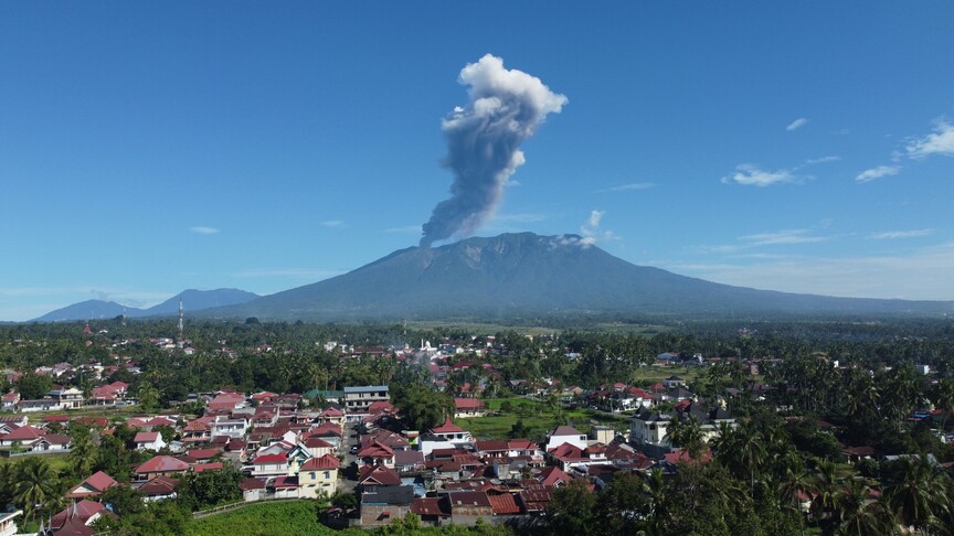 Erupcija vulkana Marapi u Indoneziji, stub pepela dostigao dva ...
