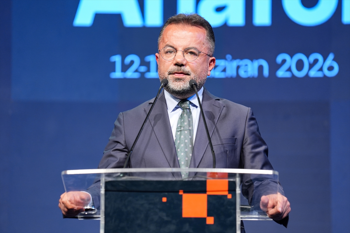 Bildiride, zirvenin amacının fert ve ailenin ekran karşısında iradesini ...