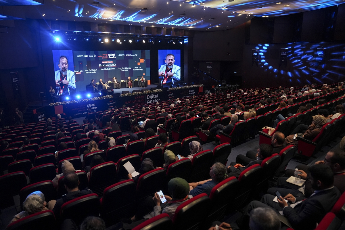 Zirve, bugünkü ilk oturumun ardından "Ekran ve Bağımlılık", "Ekranda ...