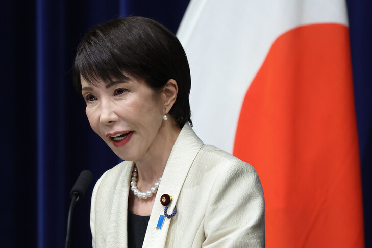 Les Premiers ministres japonais et indien entament une tournée ...
