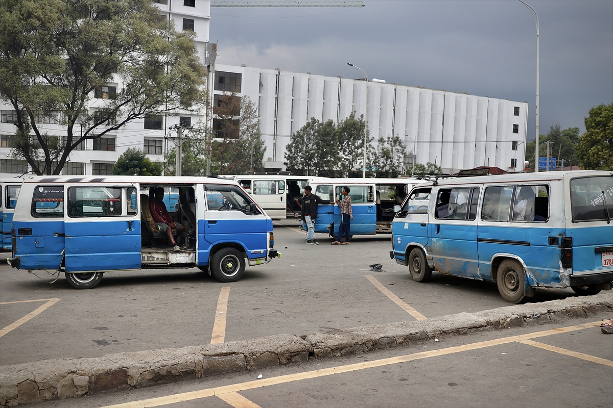 Minibusët bardheblu, pulsi i jetës së përditshme në Addis Ababa