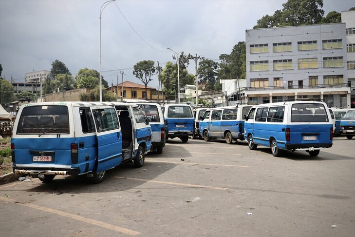 Minibusët bardheblu, pulsi i jetës së përditshme në Addis Ababa