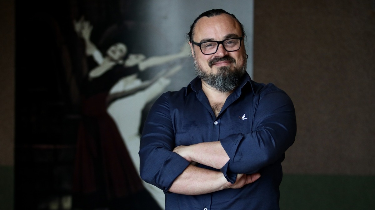 Türk edebiyatının unutulmaz eseri "Kürk Mantolu Madonna" sahneye taşınıyor