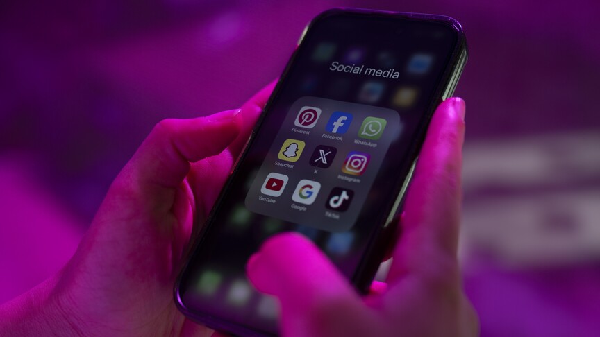 Czech Republic to ban mobile phones in schools from September 2027 ...