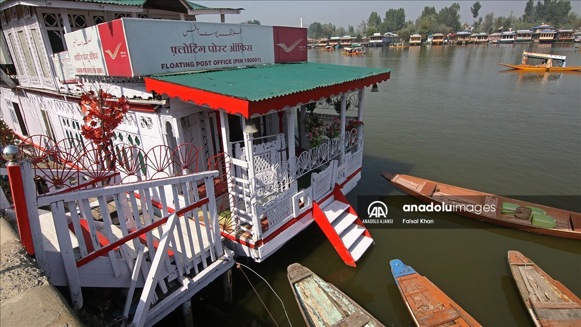 Srinagar'da müşterilerine 200 yıldır hizmet veren yüzen postane