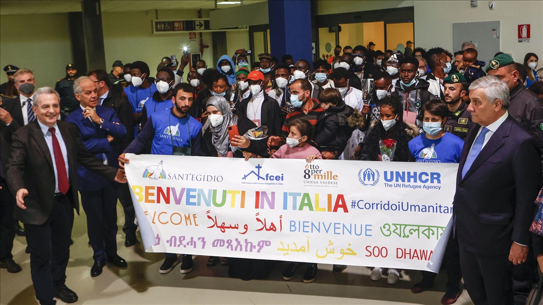 Libya'da kampta tutulan mülteciler Roma'ya geldi