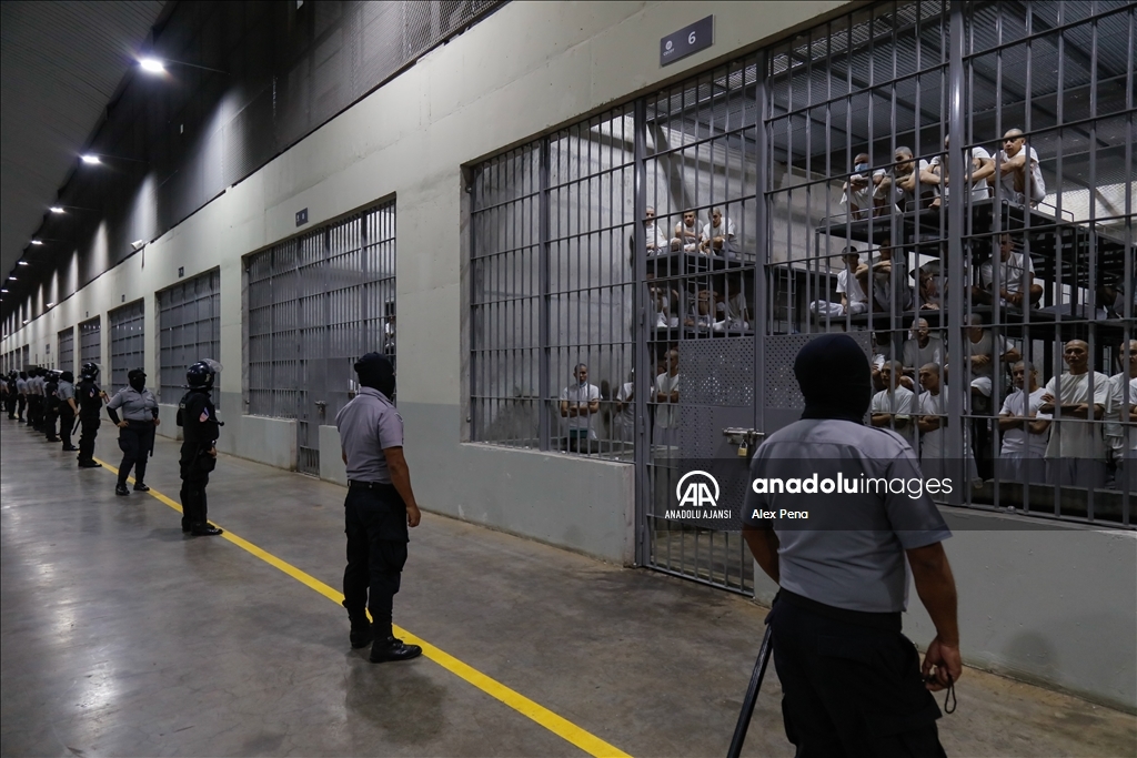 El Salvador'un mega hapishanesi CECOT