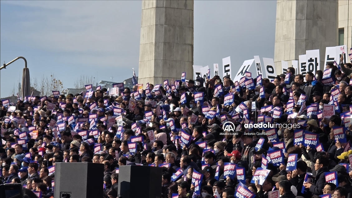 Seul'de sıkıyönetim ilanı politik kaosa yol açtı