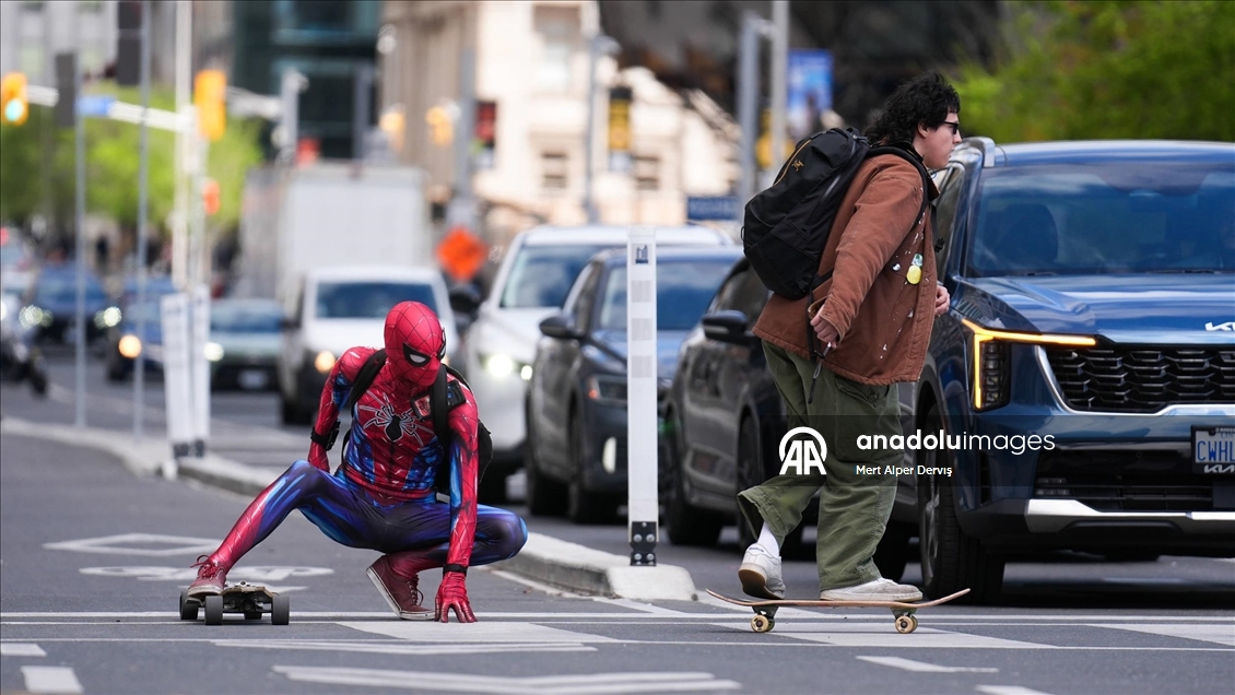 'Örümcek Adam' Toronto sokaklarında