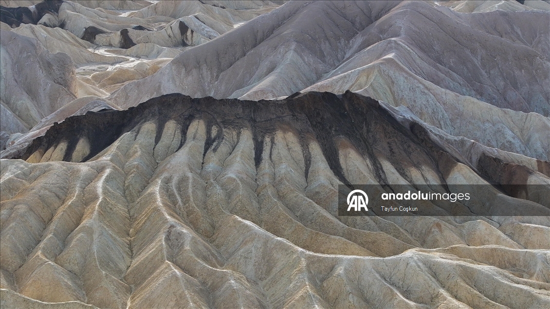 Death Valley'deki Zabriskie Point'te jeolojik arazi şekilleri havadan ...