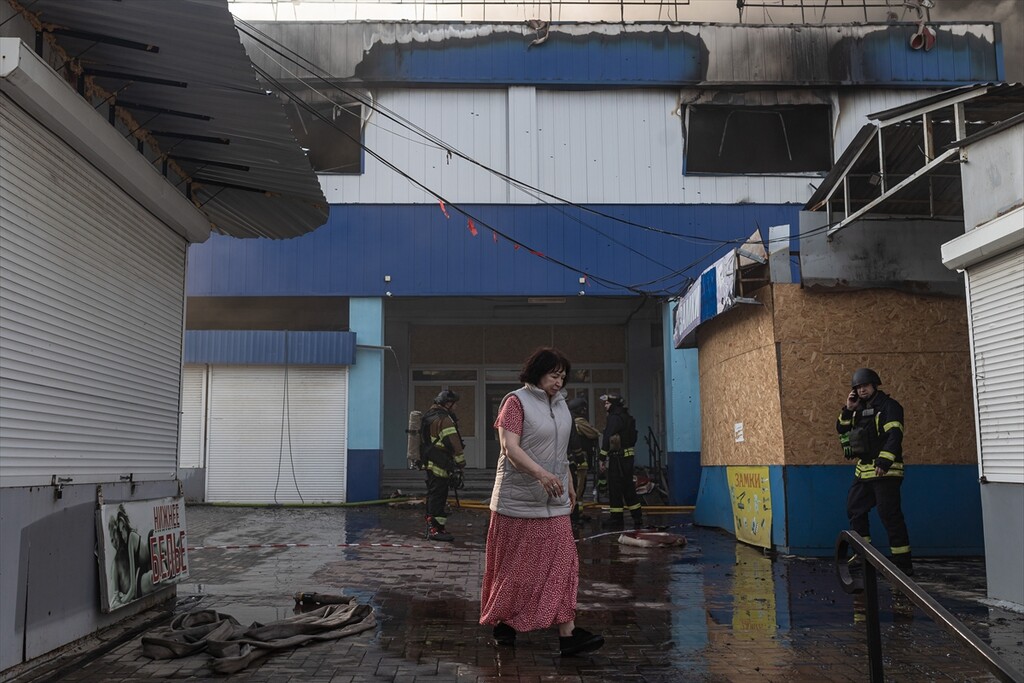 Kramatorsk Merkez Pazarı’nda Rus saldırısının ardından yangın çıktı