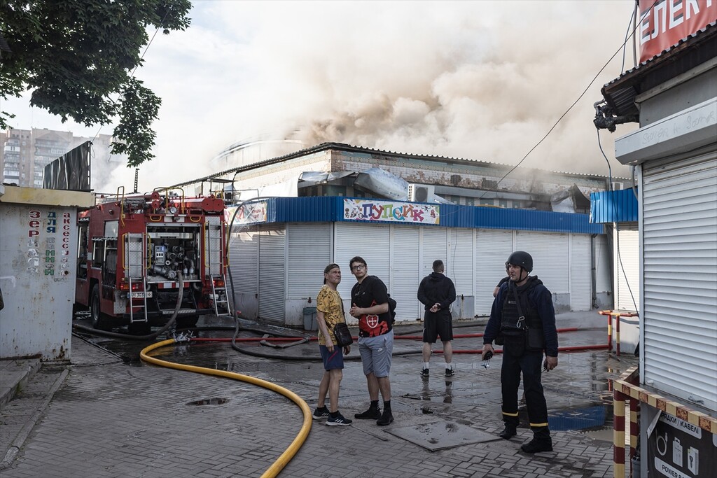 Kramatorsk Merkez Pazarı’nda Rus saldırısının ardından yangın çıktı