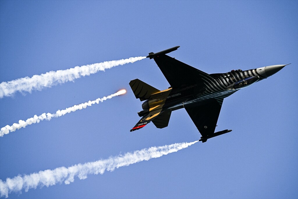 SOLOTURK performs demonstration flight for 573rd anniversary of the ...
