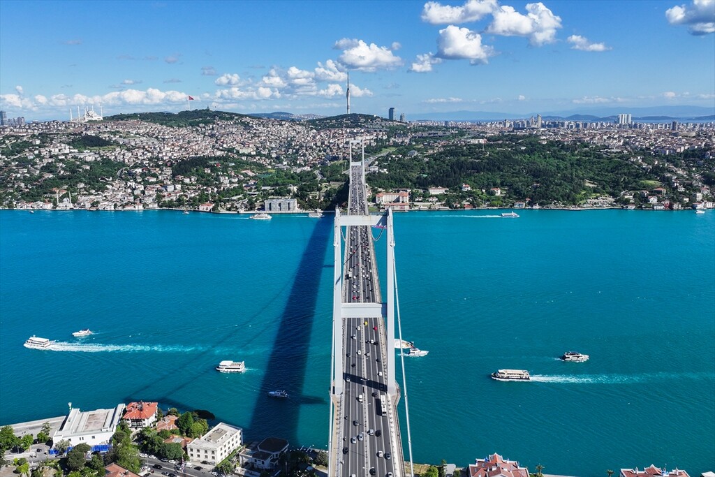 Istanbul marks 573rd anniversary of conquest with turquoise illumination