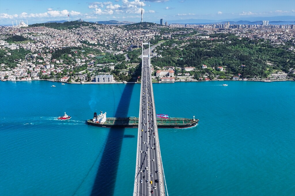 Istanbul marks 573rd anniversary of conquest with turquoise illumination