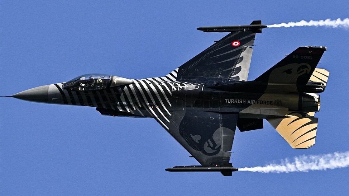 SOLOTURK performs demonstration flight for 573rd anniversary of the ...