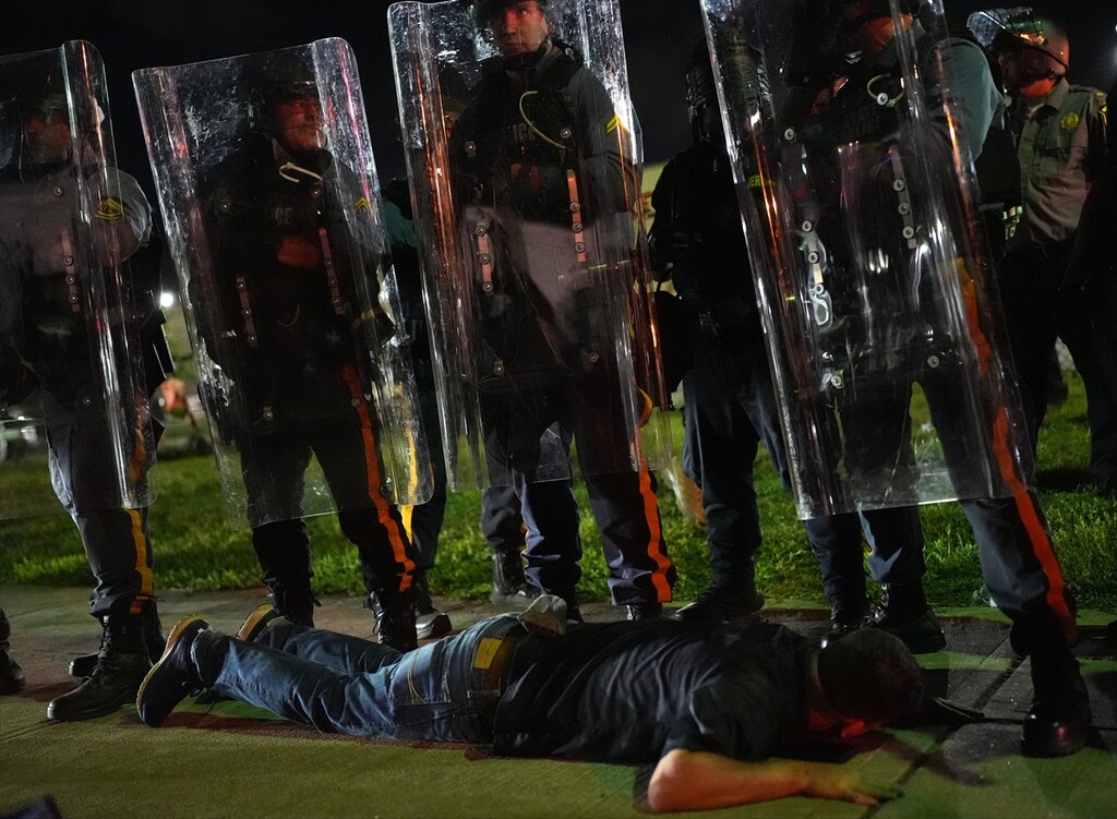 ICE gözaltı merkezi çevresinde düzenlenen gösteriye polis müdahalesi
