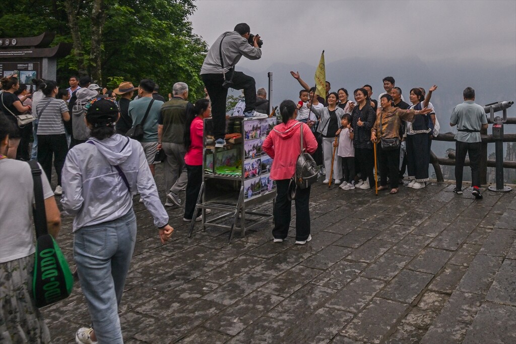 Turistler Zhangjiajie'nin ünlü 'Avatar' Dağları'nı ziyaret etti