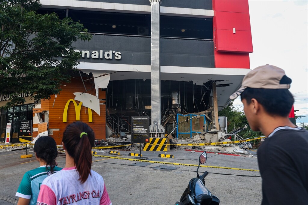 Filipinler'in Mindanao bölgesinde meydana gelen 7,8 büyüklüğündeki ...