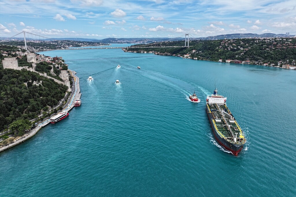 İstanbul Boğazı turkuaz renge büründü