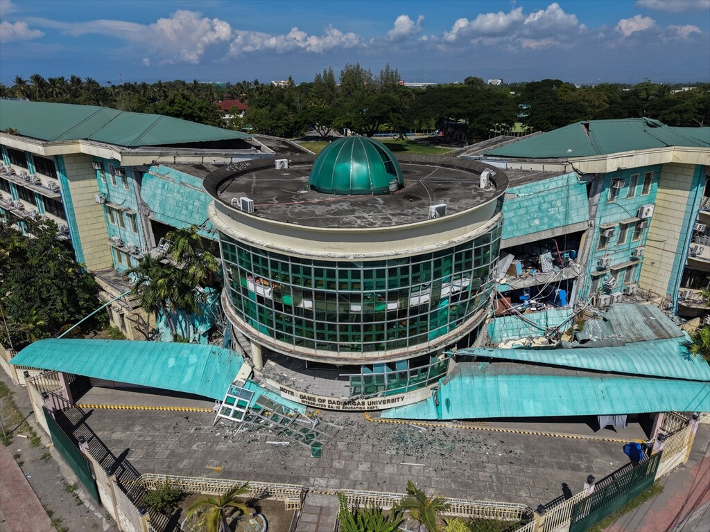 Filipinler'in Mindanao bölgesinde meydana gelen 7,8 büyüklüğündeki ...