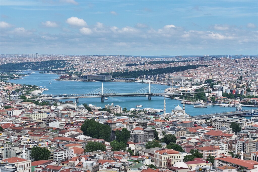 İstanbul Boğazı turkuaz renge büründü