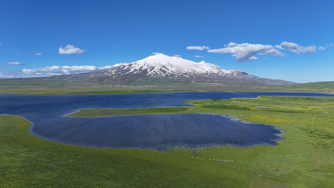Bitlis'te zirvesi karlı Süphan Dağı ve Cil Gölü görenleri büyülüyor