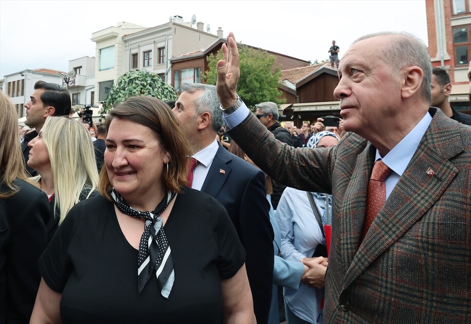 Cumhurbaşkanı Erdoğan, kafede vatandaşlarla bir araya geldi