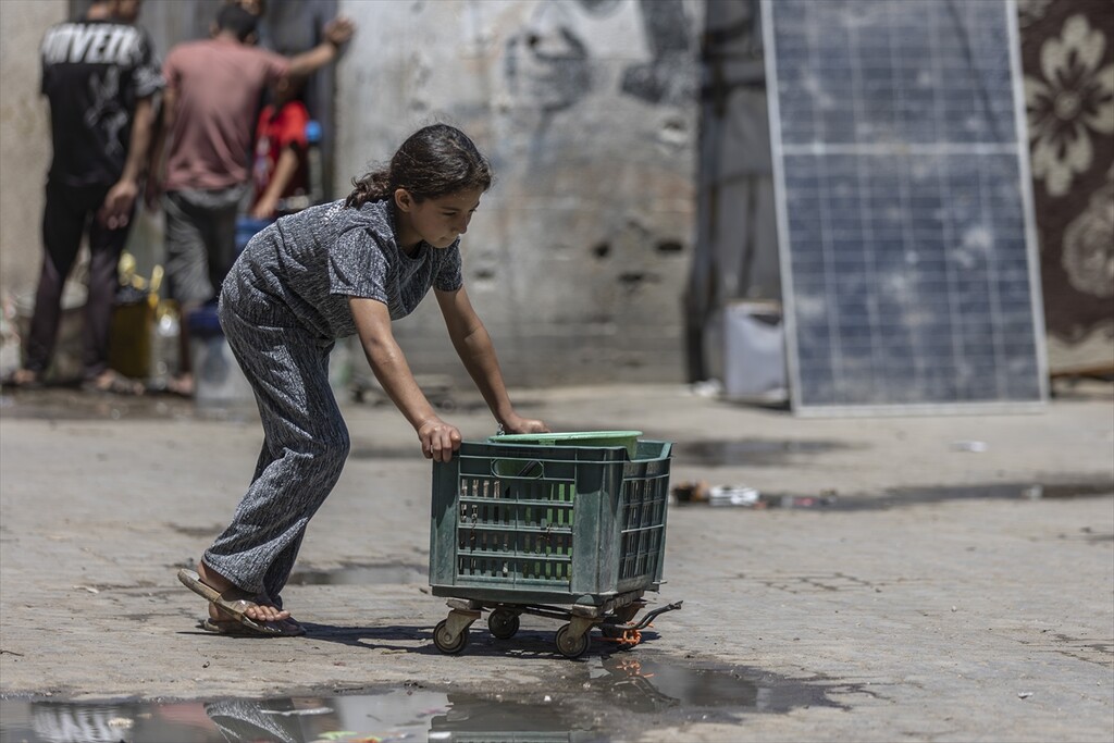 Palestinians collect water in plastic jugs to meet daily needs in ...