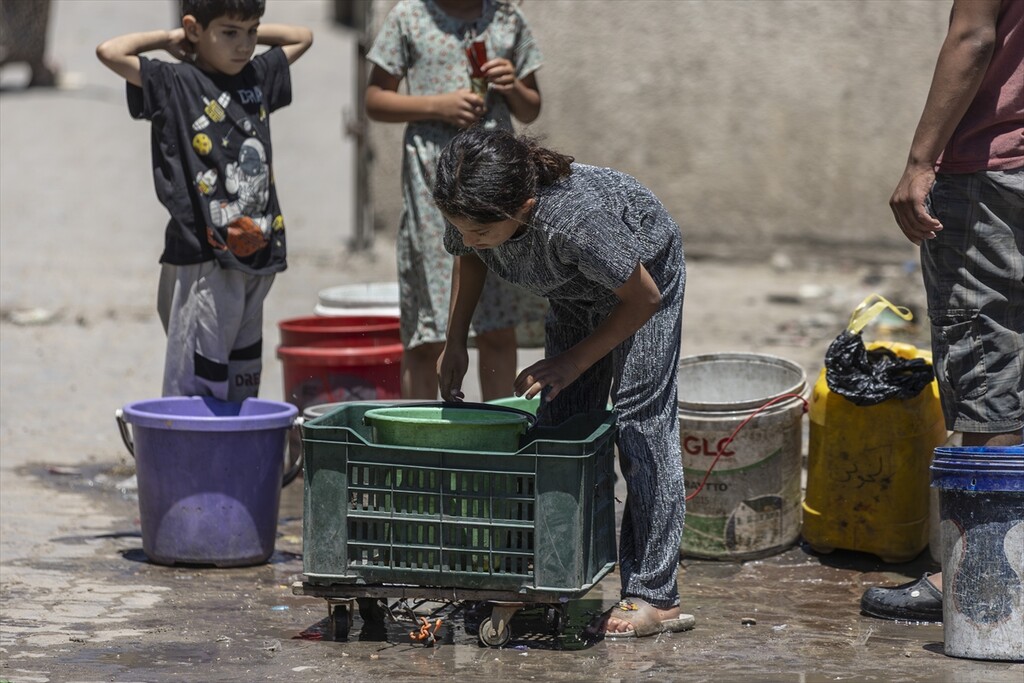 Palestinians collect water in plastic jugs to meet daily needs in ...