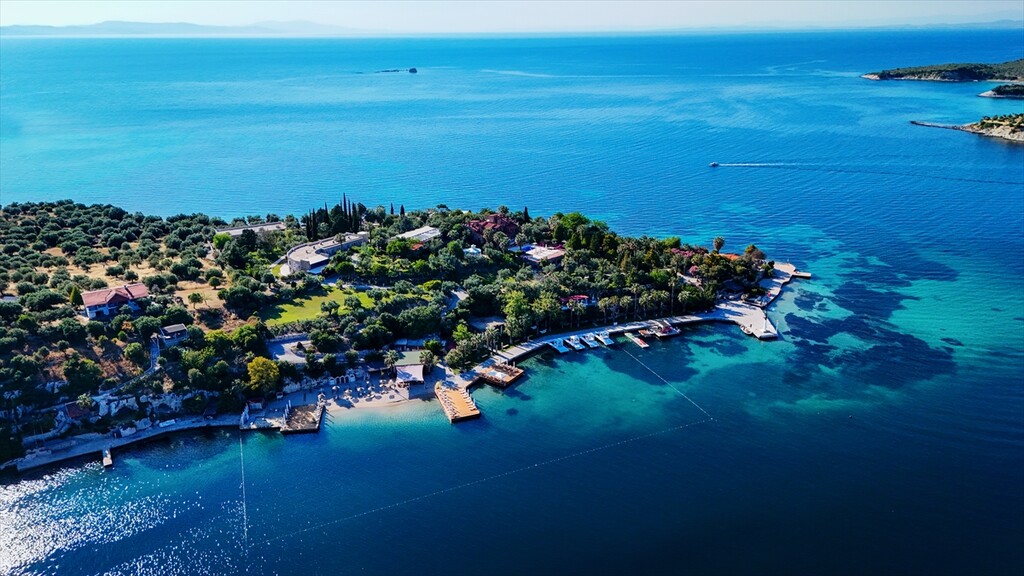 Islands and bays in Izmir draw crowds during summer season
