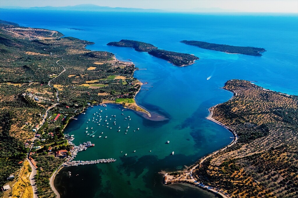 Islands and bays in Izmir draw crowds during summer season