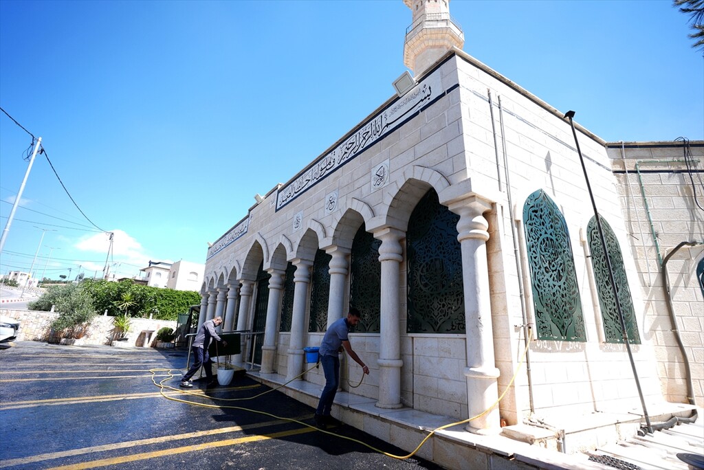 Israelis torch vehicles, attack mosque in West Bank