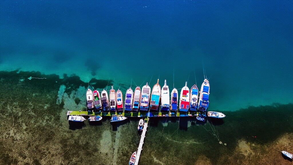 Islands and bays in Izmir draw crowds during summer season